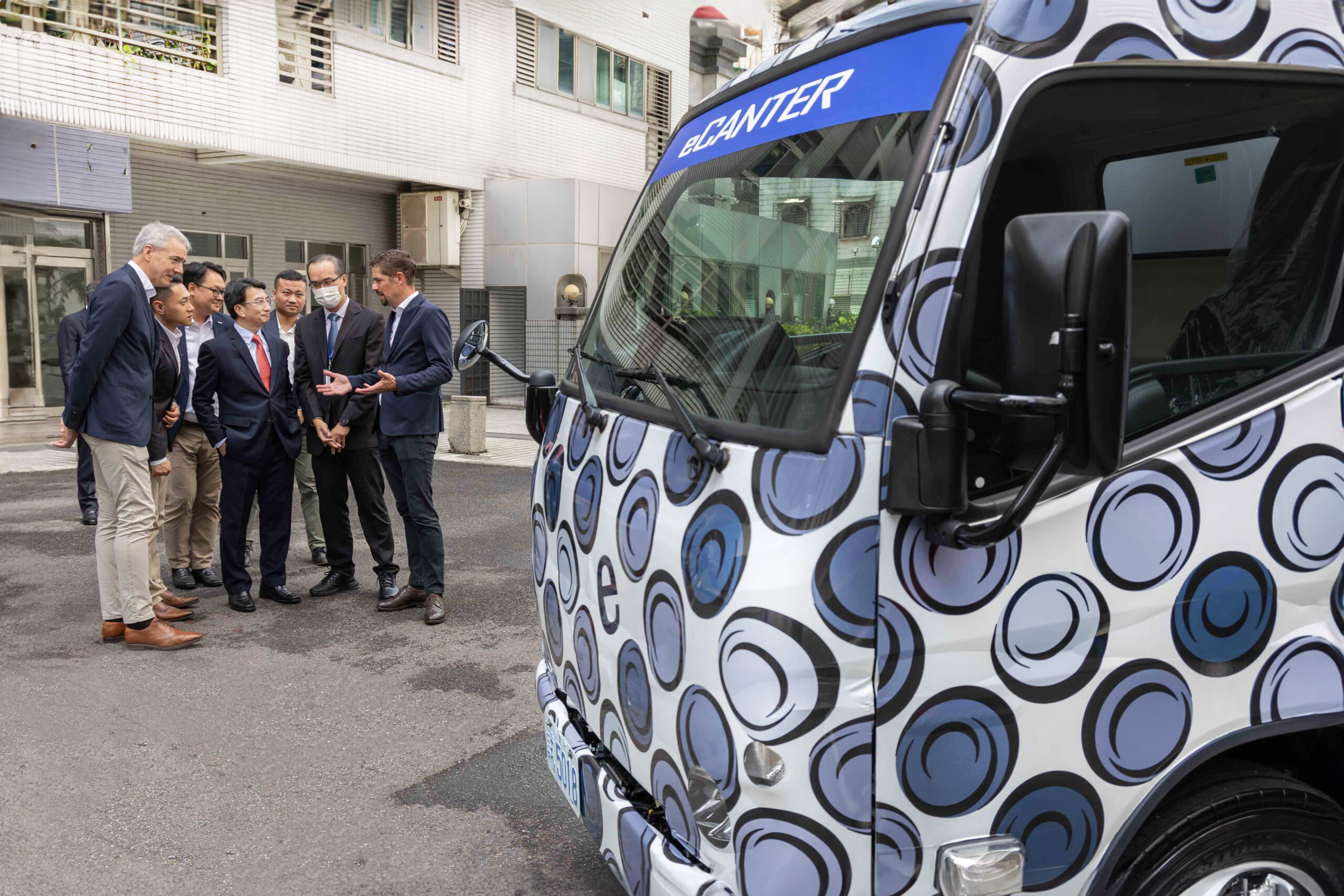 Mitsubishi Fuso receives its first pre-launch order for the new eCanter ...