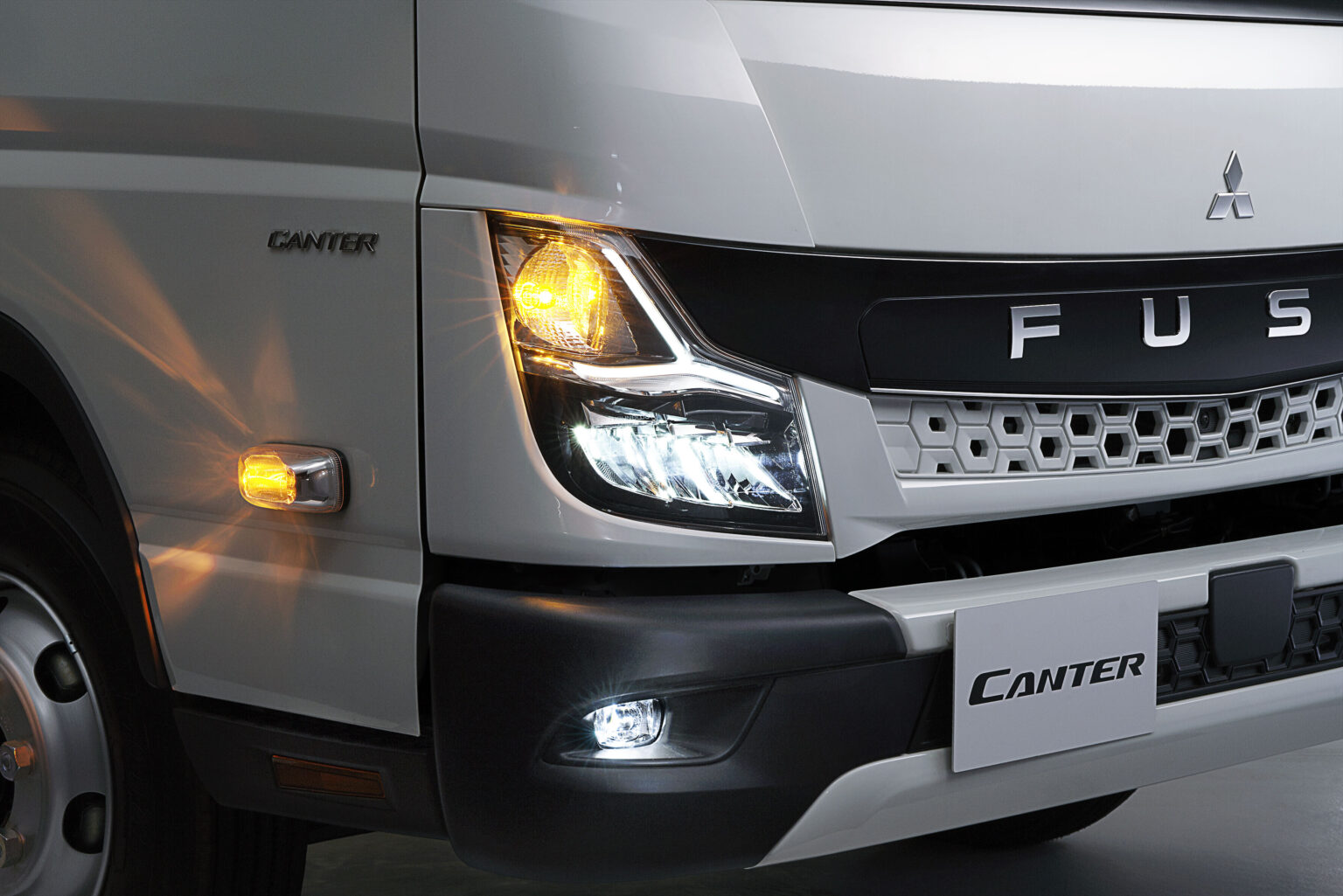 Mitsubishi Fuso launches the new light-duty Canter truck in Japan ...